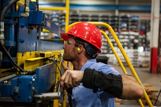 8 Best Headphones for Factory Workers (Complete Guide 2024)